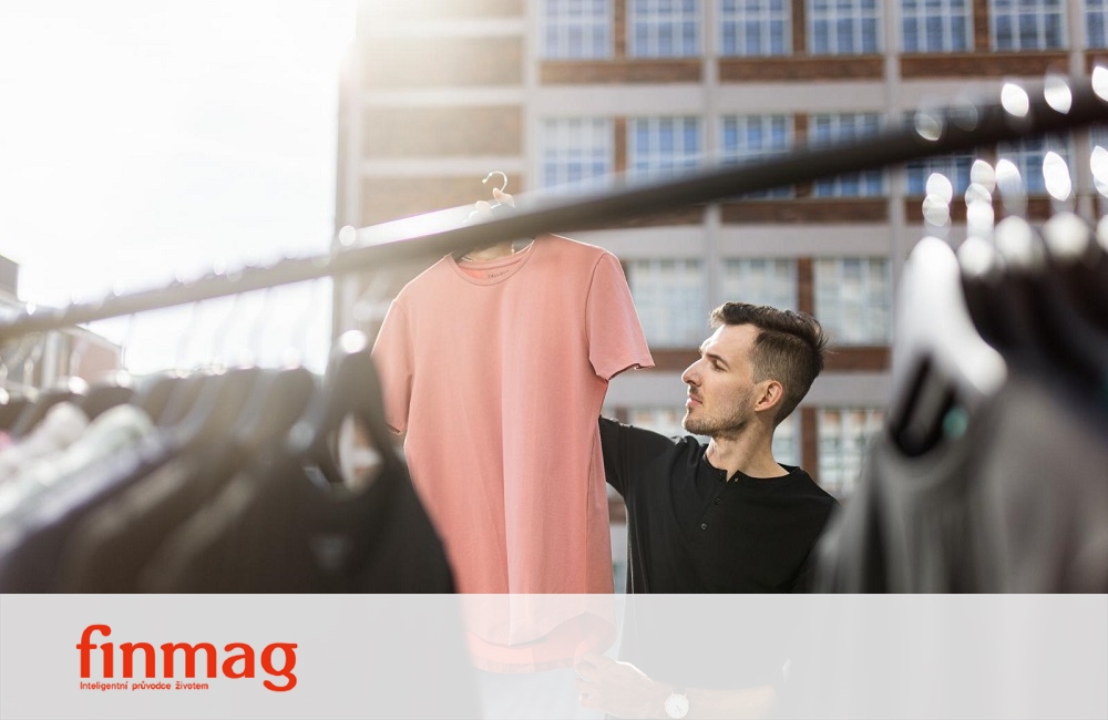 První trička šil sám pro sebe. Pak si na oblečení pro vysoké založil ...