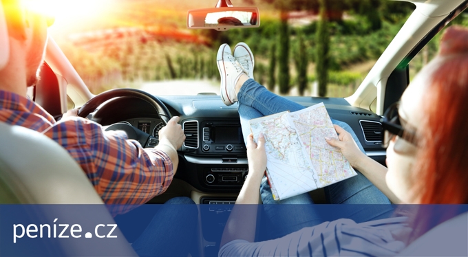 Levný benzín, plná peněženka: Na jednu výplatu letos dojedeme zase o ...