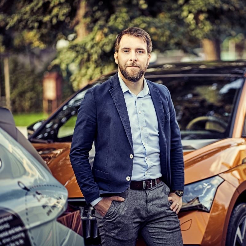 Auto stojí denně 23 hodin. A to se vyplatí? | Peníze.cz