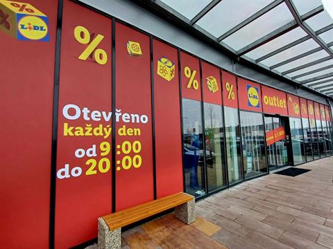 Poslední den Lidl Outletu v Praze. Loučí se v klidu, výprodeje míří na Moravu | Peníze.cz